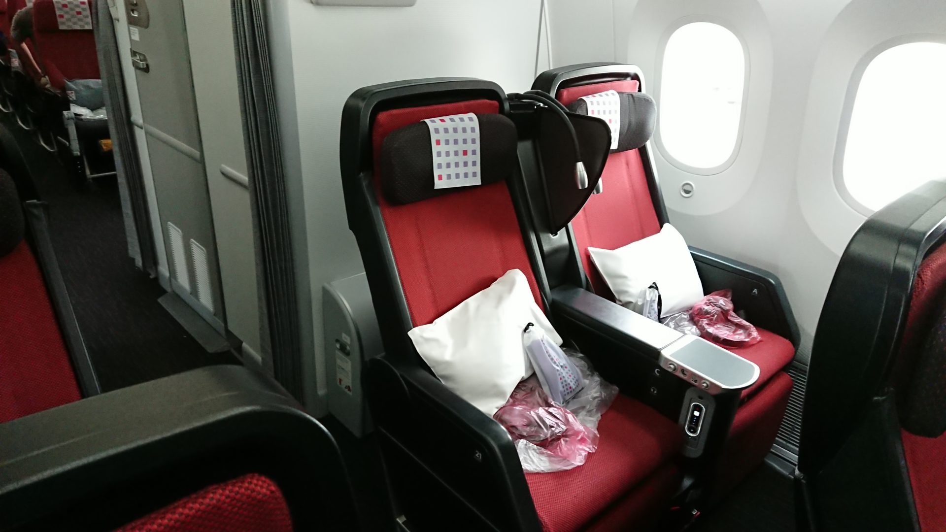 JAL（日本航空）国際線 ボーイング787-9（789）プレミアムエコノミーとエコノミー比較 - YAS的なモノ